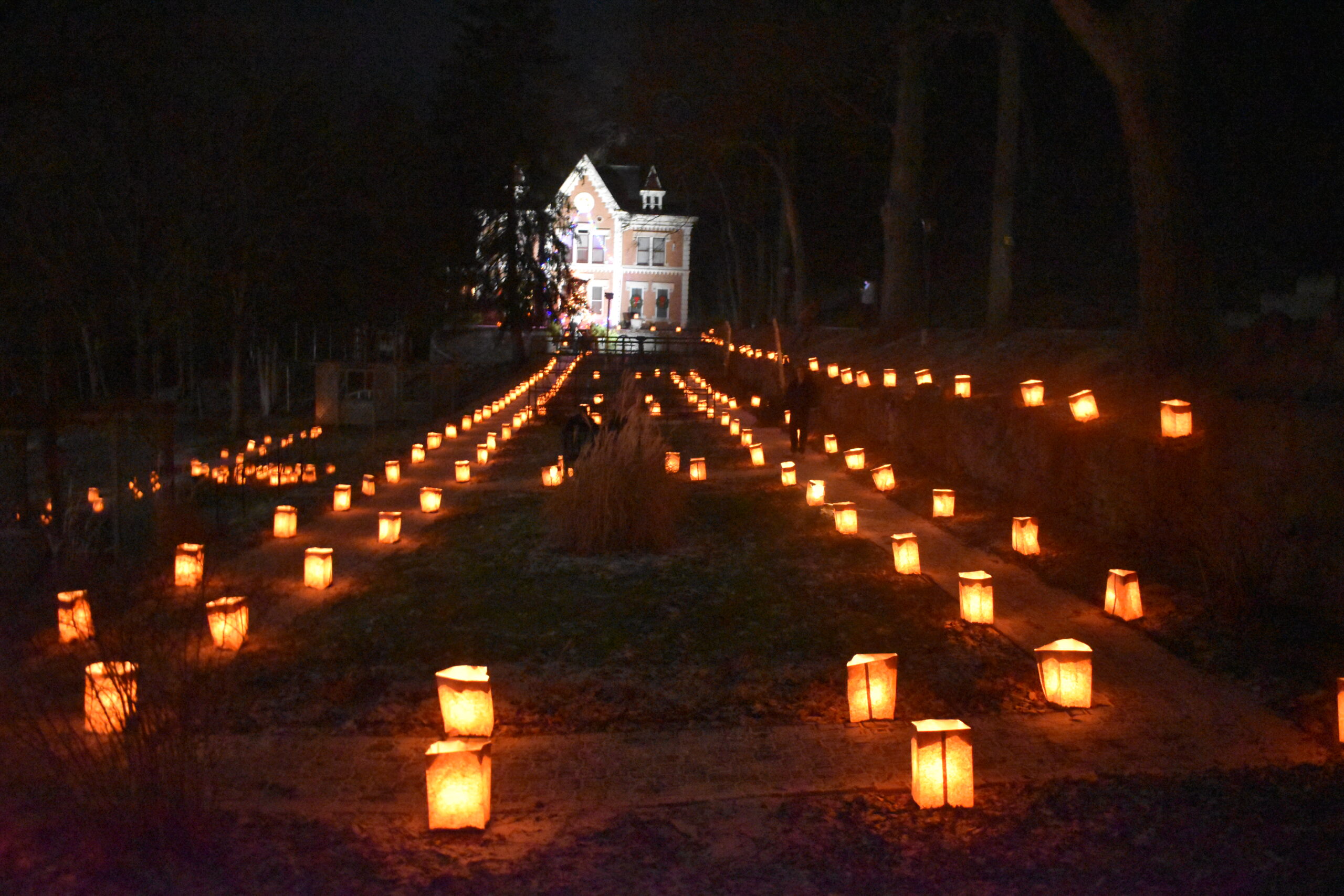 Bright lights at Schell’s draw a crowd | News, Sports, Jobs - The Journal